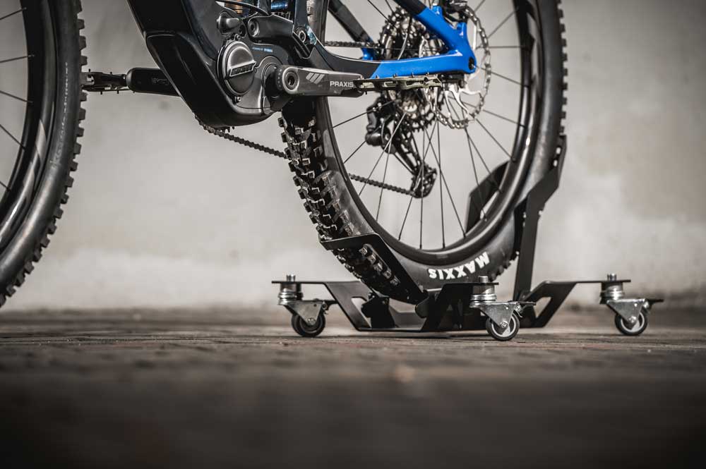 Das Bike Board One ist ein mobiler Fahrradständer auf Rädern