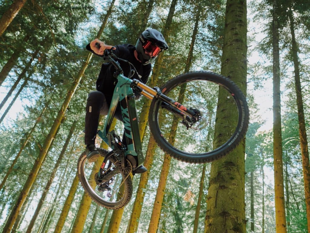 LMX 56: E-MTB mit 45 km/h und Monsterakku hat trotzdem Straßenzulassung