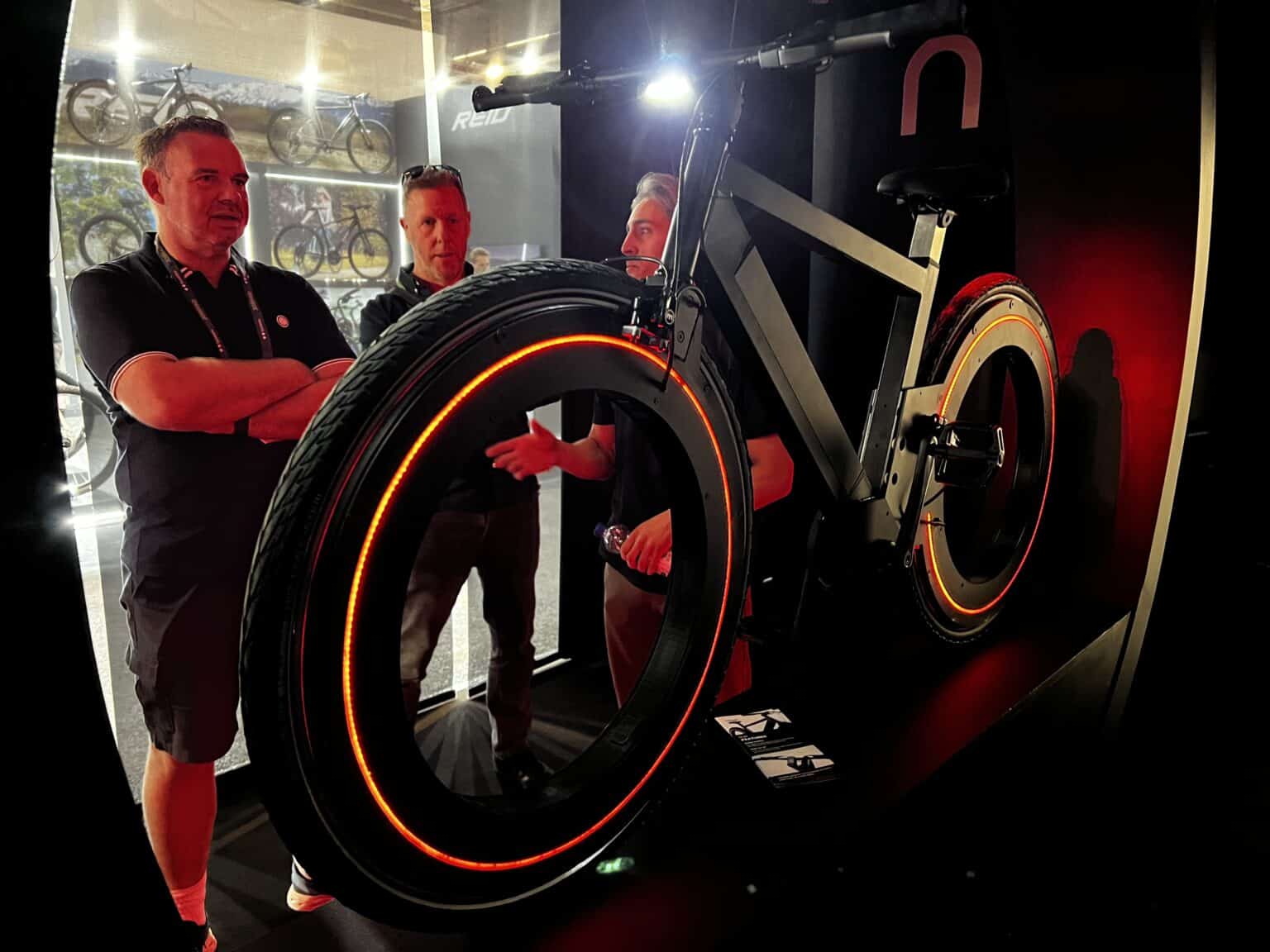 Tesla-Optik & ohne Speichen: Erstes Fahrvideo des spektakulären E-Bikes